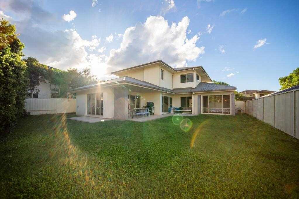 25 Holiday Homes In Surfers Paradise