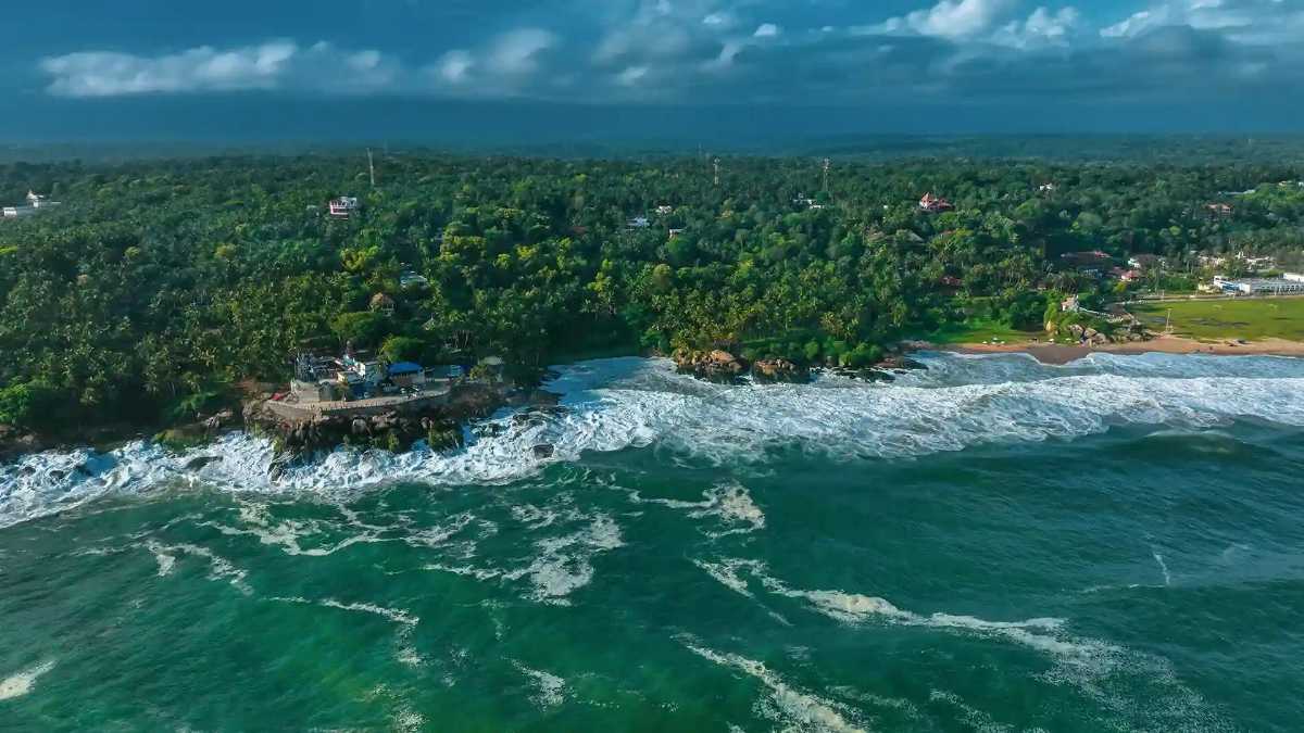 5 Top Beaches in Kovalam ? Lighthouse, Samudra & More